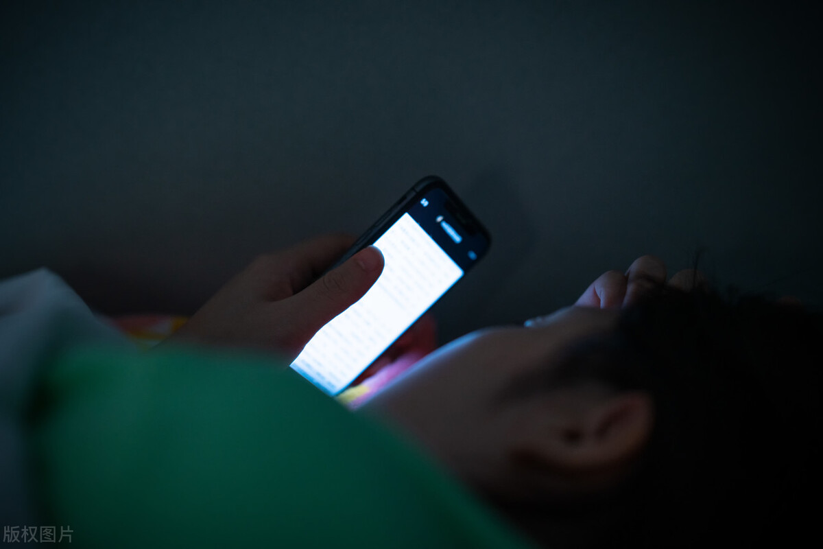 Why does looking at the phone at night easily affect sleep? - iNEWS