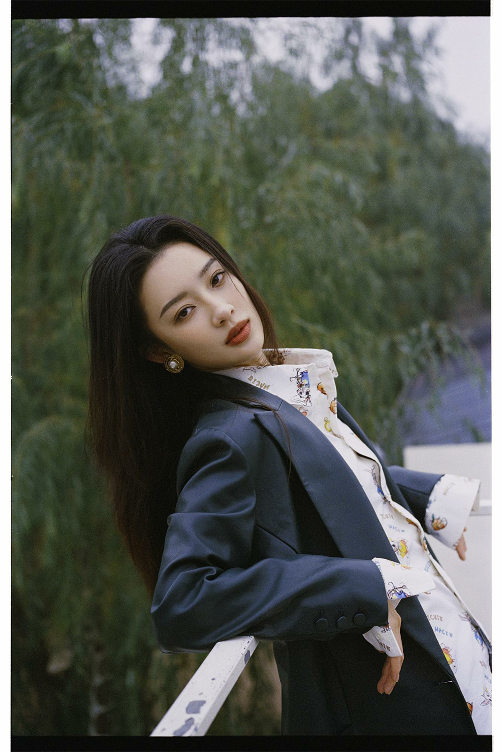 Sun Jiayu winter film photo exposure retro dark tone interpretation of unique charm - iNEWS