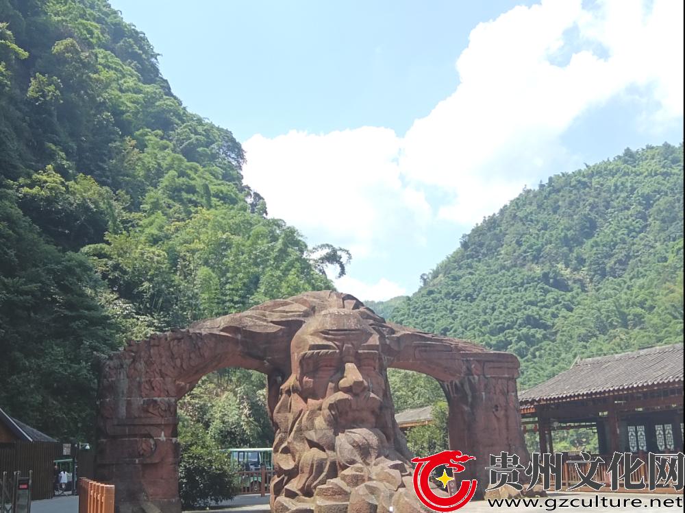 Visit Chishui Danxia Waterfall - iMedia