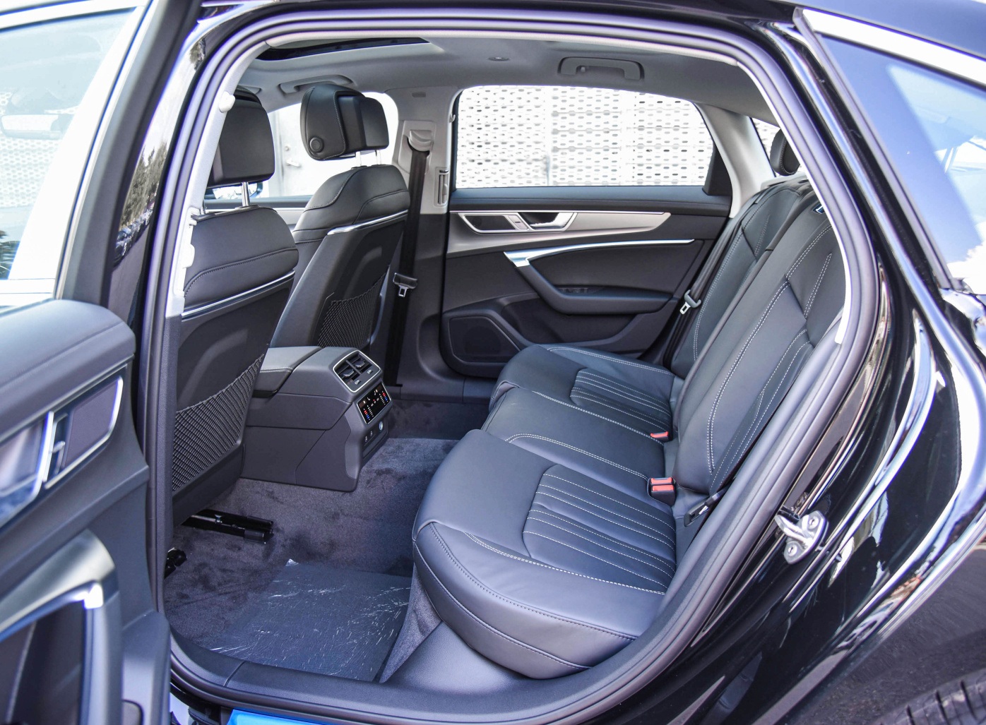 How about the 22 Audi A6L Beggars' Edition Chic Elegance?After detailed analysis, you will ...