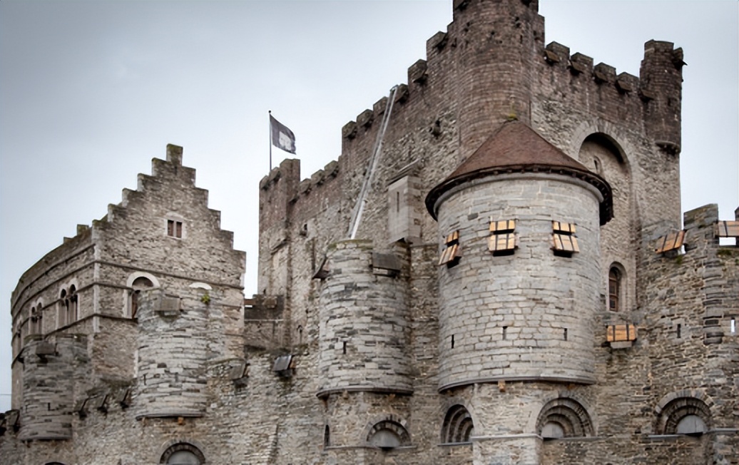 How did the architectural art of French medieval castles become ...