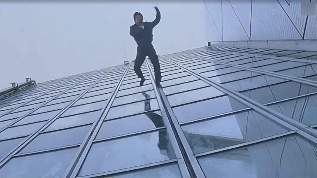 "Little Dragon Girl" wears cheap clothes and receives relief food on ...