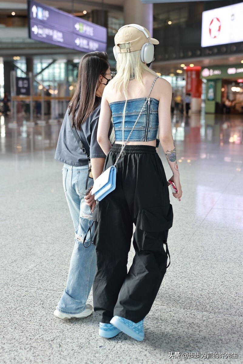 Street Shot: Nai Wan Appears at Shanghai Airport, Wearing Headphones ...