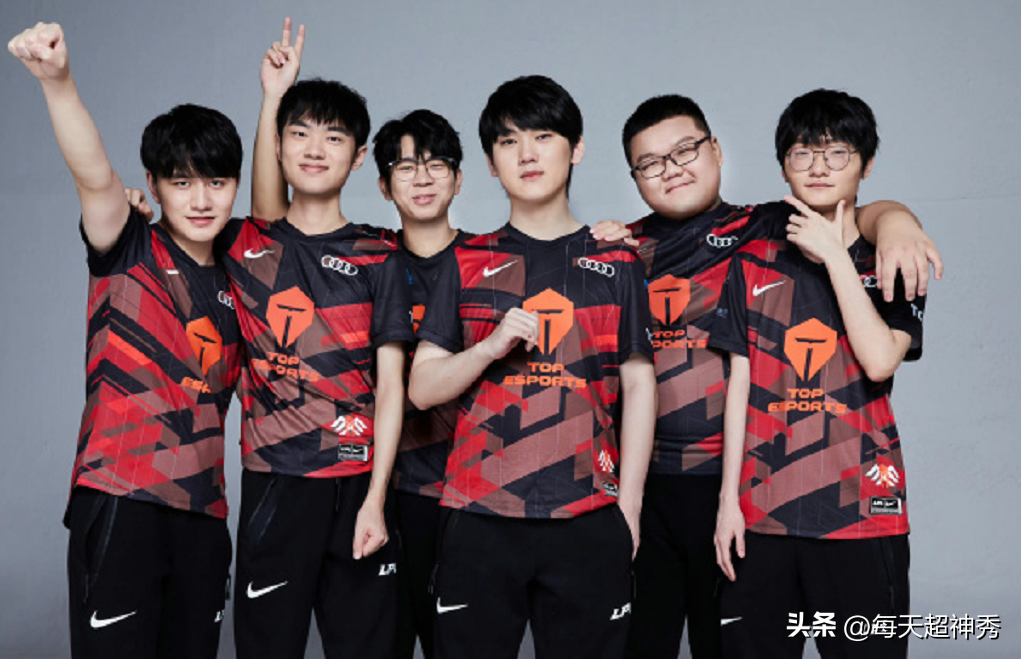 The countdown to the opening game of S12, Jackeylove set off smoke ...