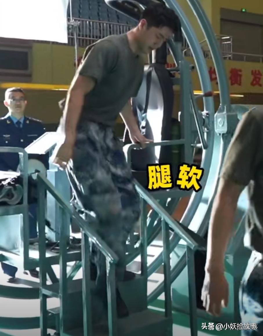 Wang Yibo sits on a rotating machine, the contrast between the front ...