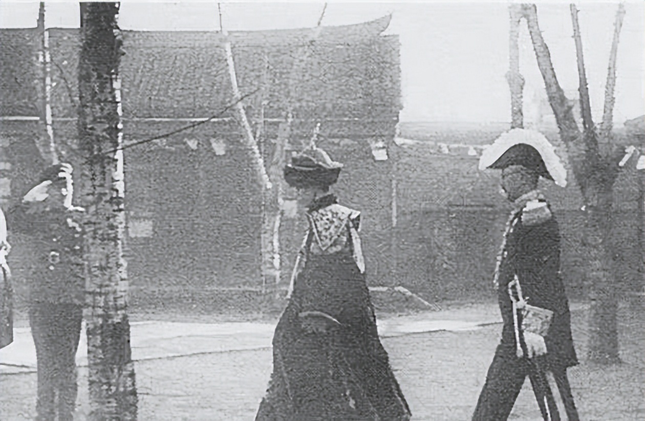 The real picture of Puyi in 1934, wearing a dragon robe to sacrifice to ...