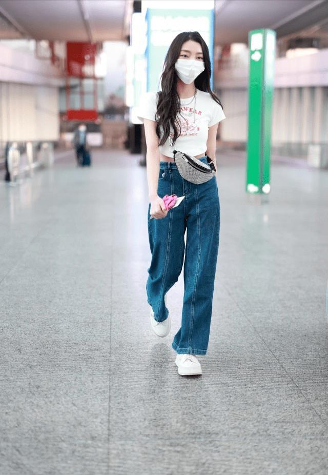 Li Ziting successfully changed her style, with short half sleeves and ...