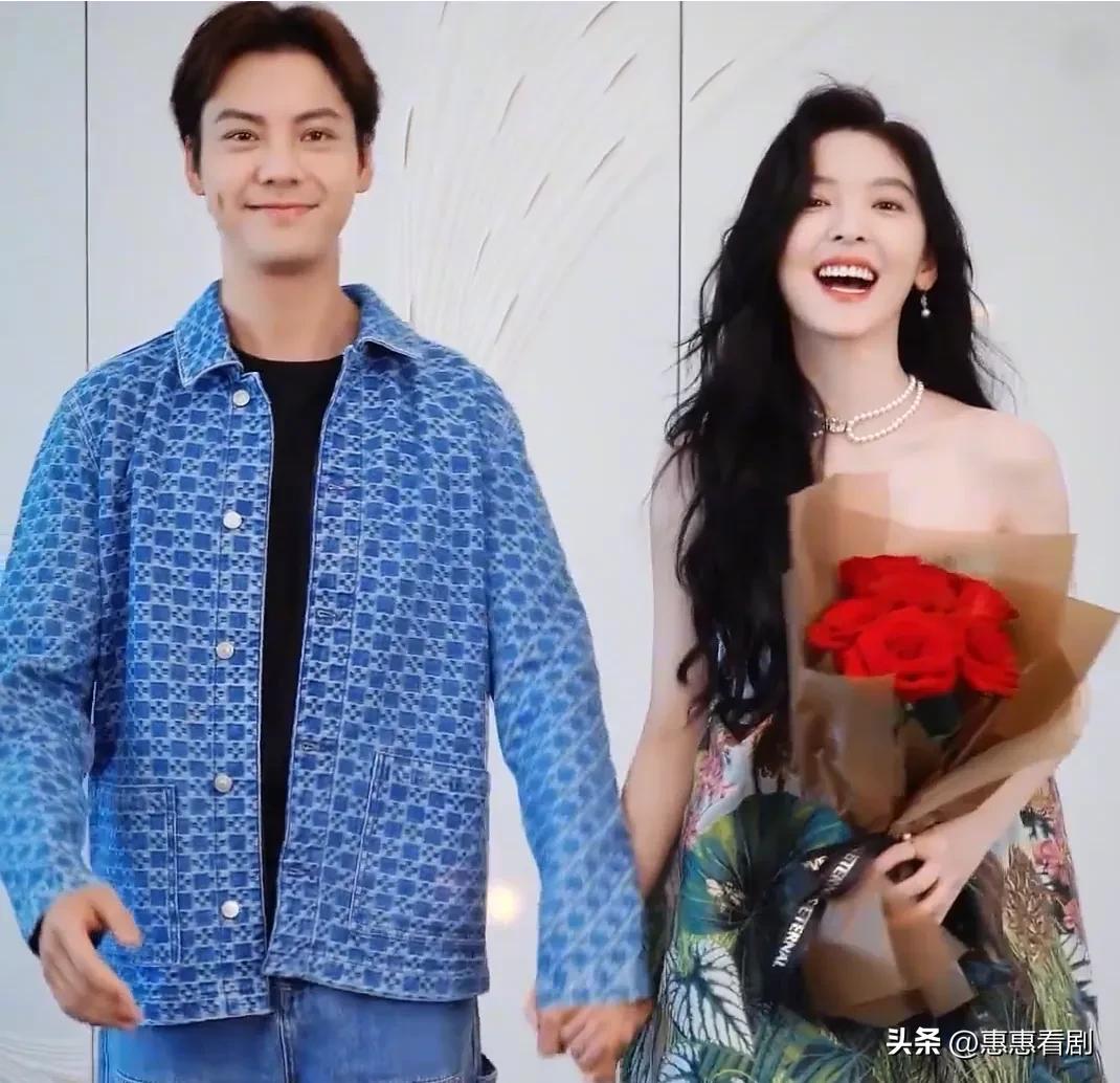 Eat candy! Hand in hand to send flowers, Chen Weiting and Zhang Ruonan ...