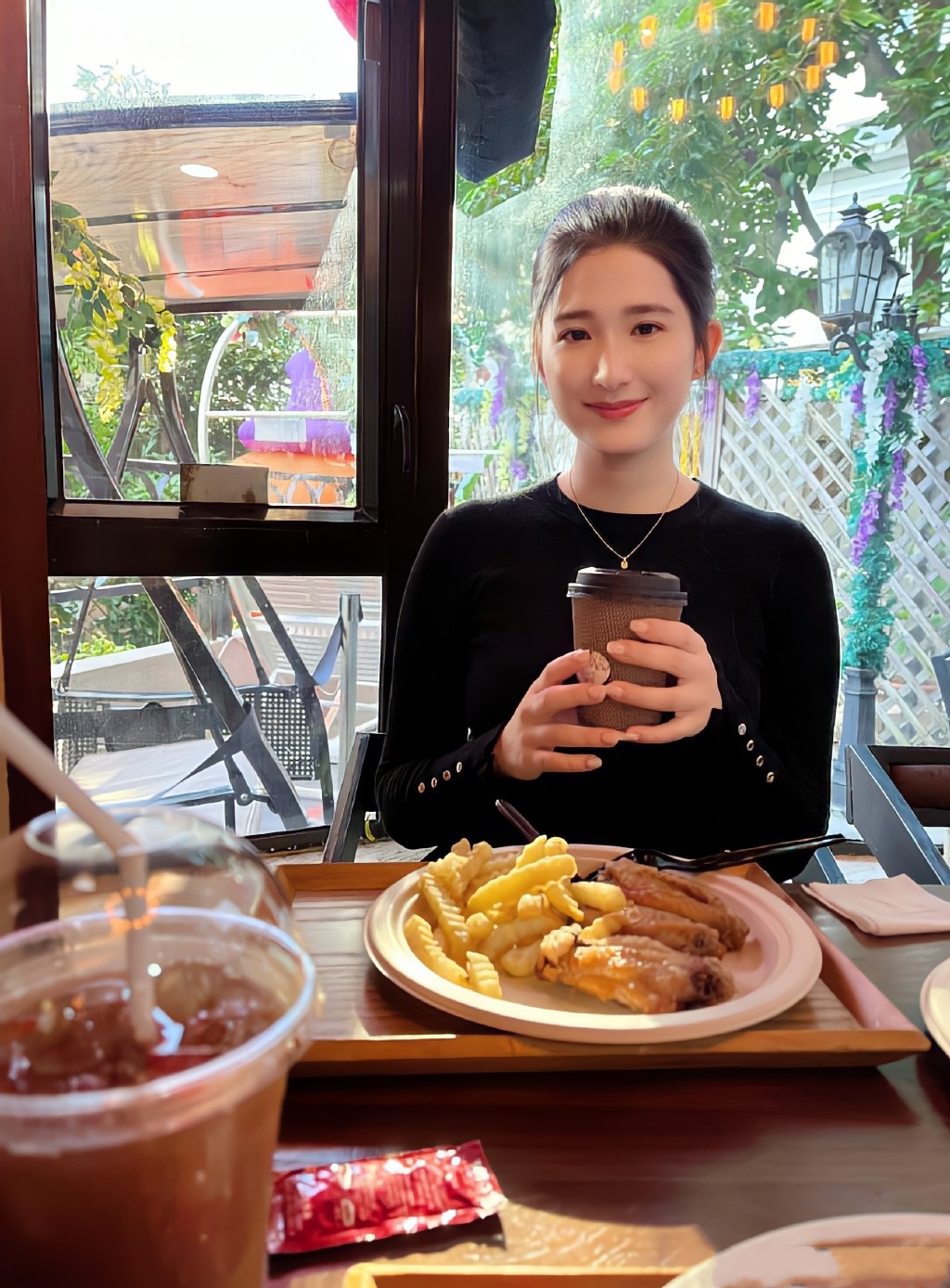 Mai Jing Ronghan, the second-generation star, appeared on the scene, with sweet facial features ...