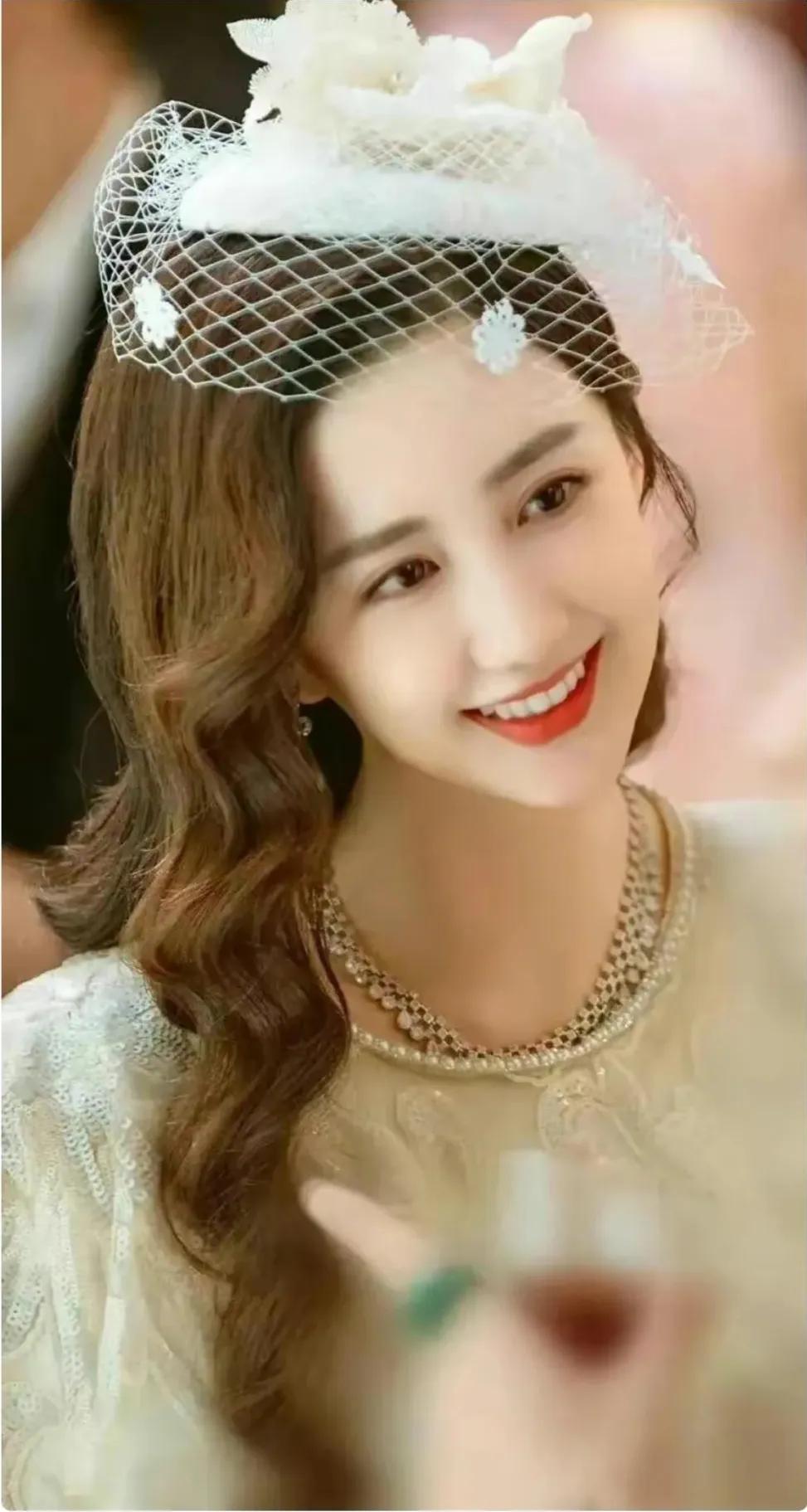 Chen Xinyu, elegant and generous, noble and glamorous, charming photo ...