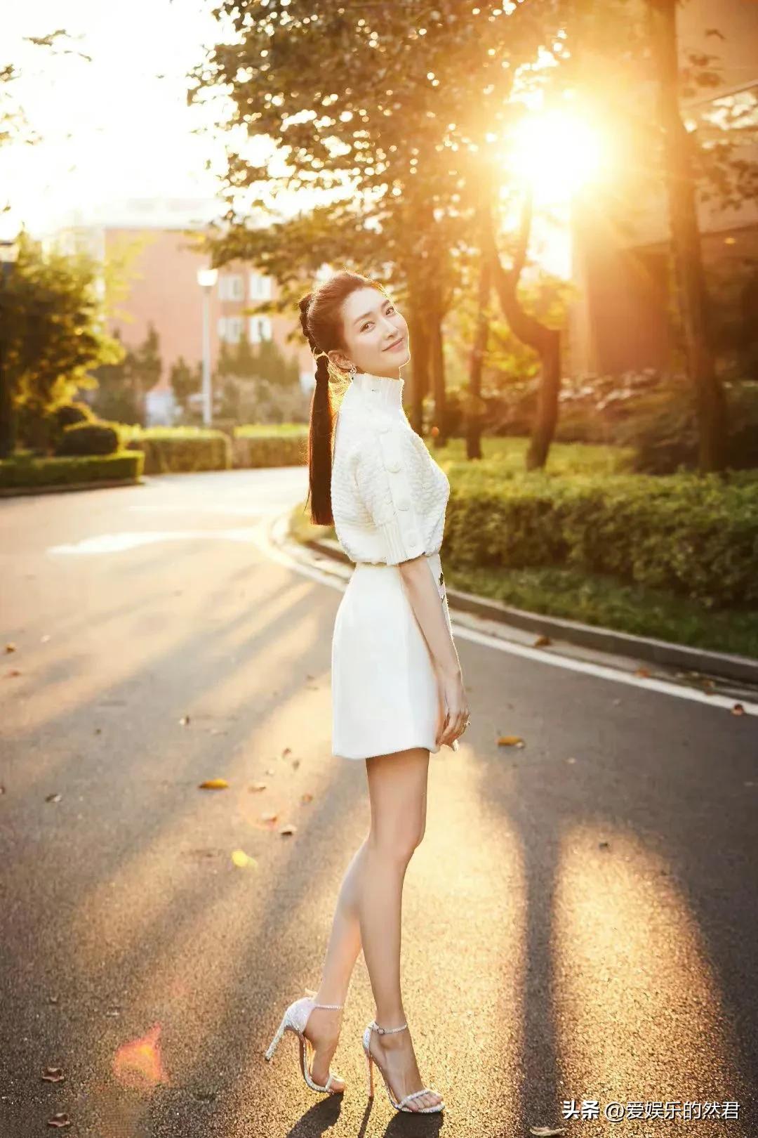 Jiang Shuying, a woman who is white enough to shine, the clothes are ...