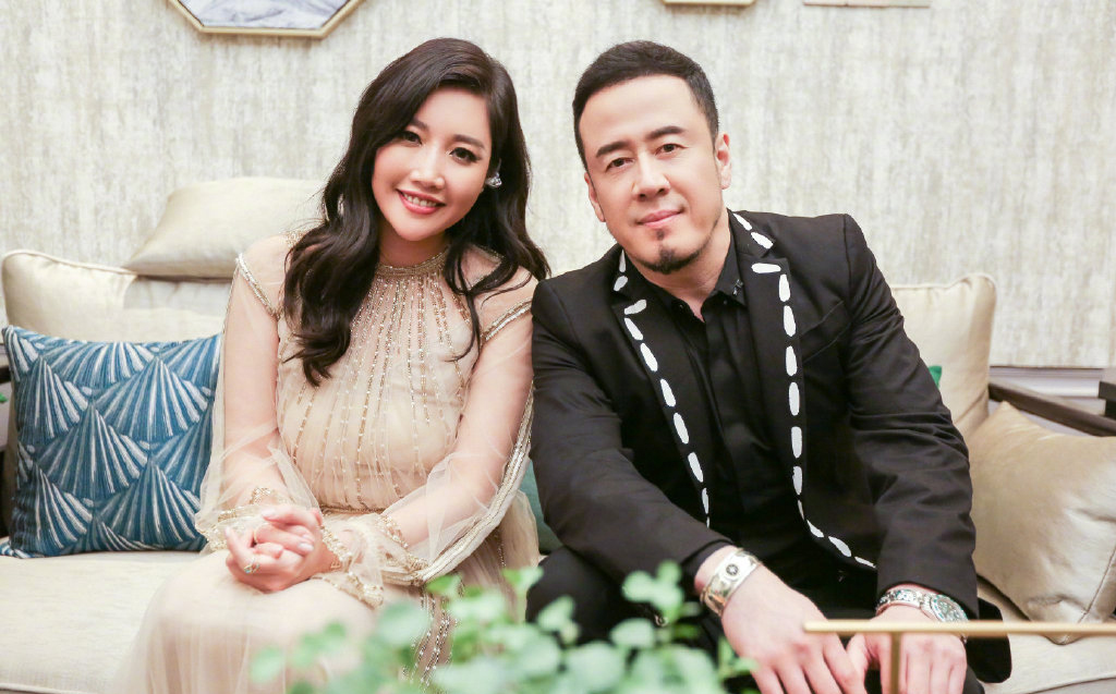 Intimate photo of Yang Kun and his friends Na Ying, Wang Feng, Li Yapeng, Zhang Jie, Chen Lin ...