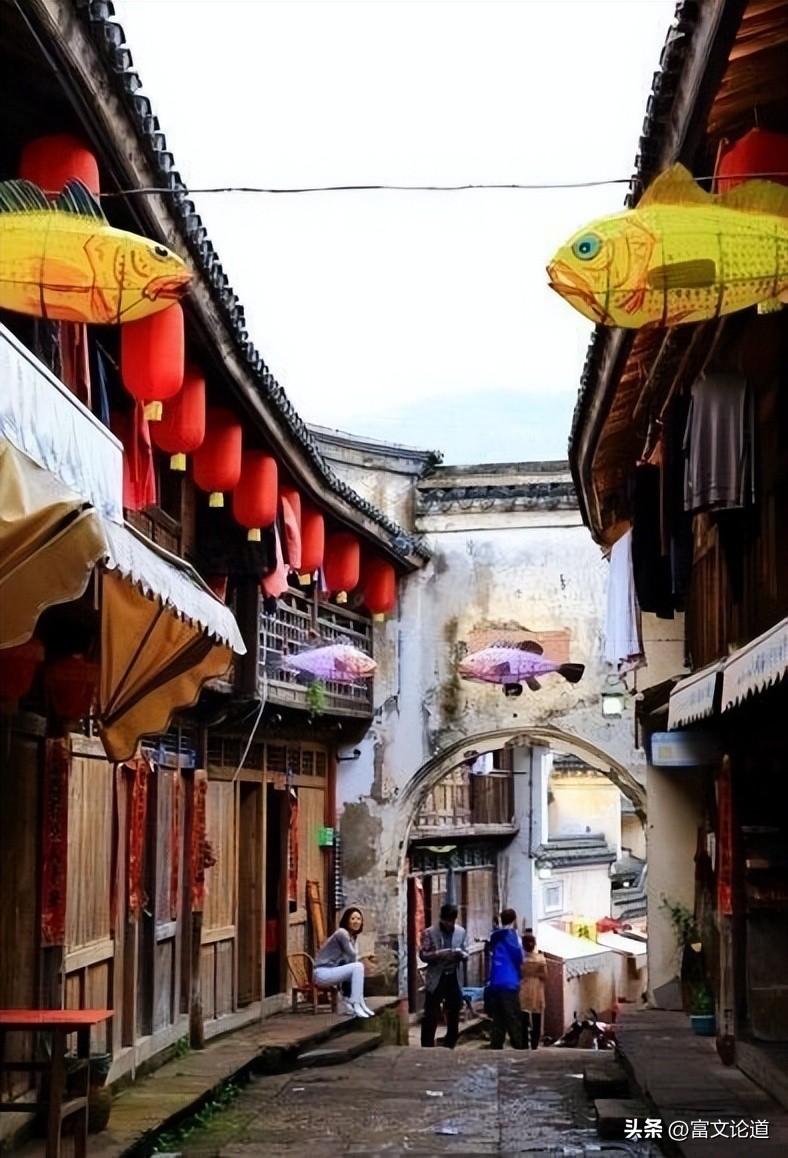 The city is on the port, the mountain is in the city - the ancient city ...