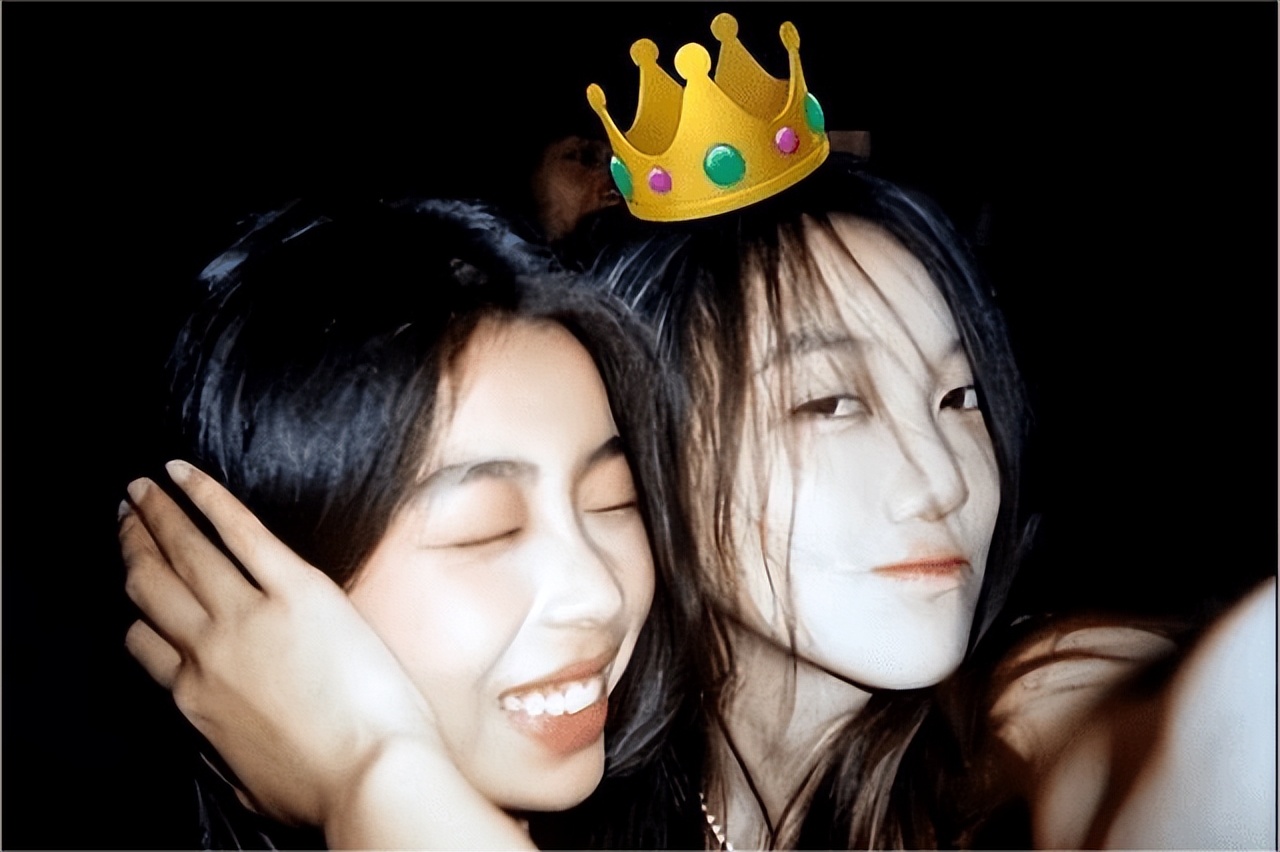 Li Yan takes a walk after dinner with her family, she has an ...