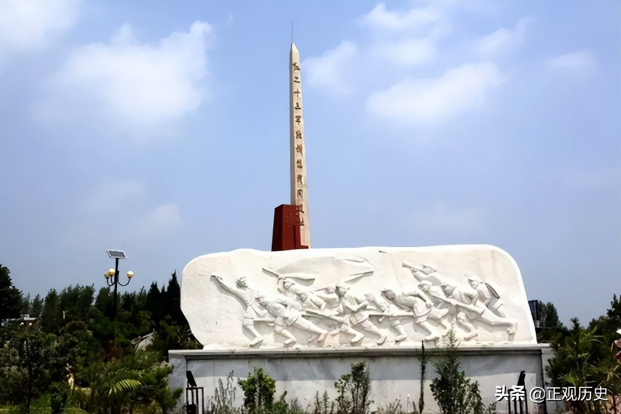 In 1933, the Kuomintang's 200,000 troops besieged the Red 25 Army. At a ...