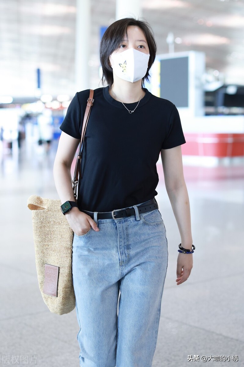 Li Sidani is wearing a black T-shirt + denim straight-leg pants ...