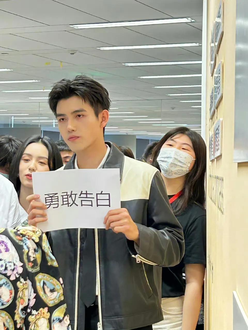 Chen Feiyu Zhou and Zhao Xiaotang sweep the building in the same frame, the woman interacts with ...