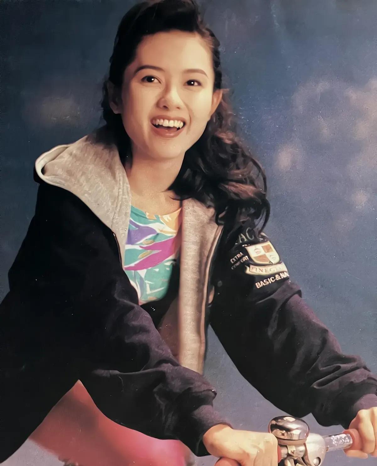 From pure to charming, Li Lizhen interprets a different life - iNEWS