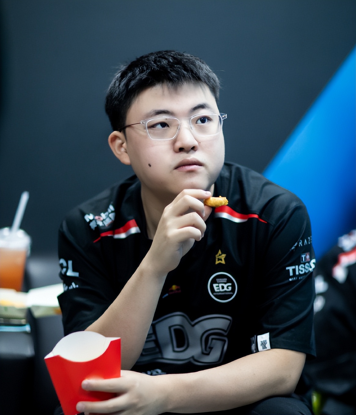 An EDG insider revealed: Whether Uzi will continue to play next year will depend on his family ...