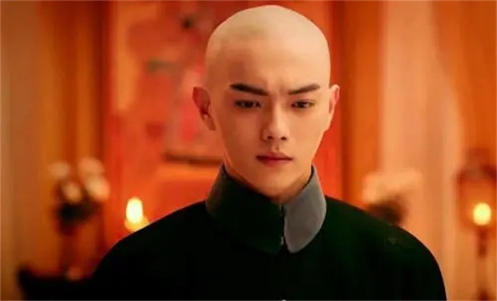 She is the real Er Qing in history, and she is in love with Fu Heng and ...