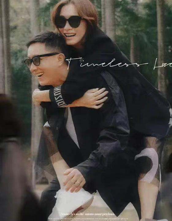 Han Geng posted the latest family photo and officially announced that ...