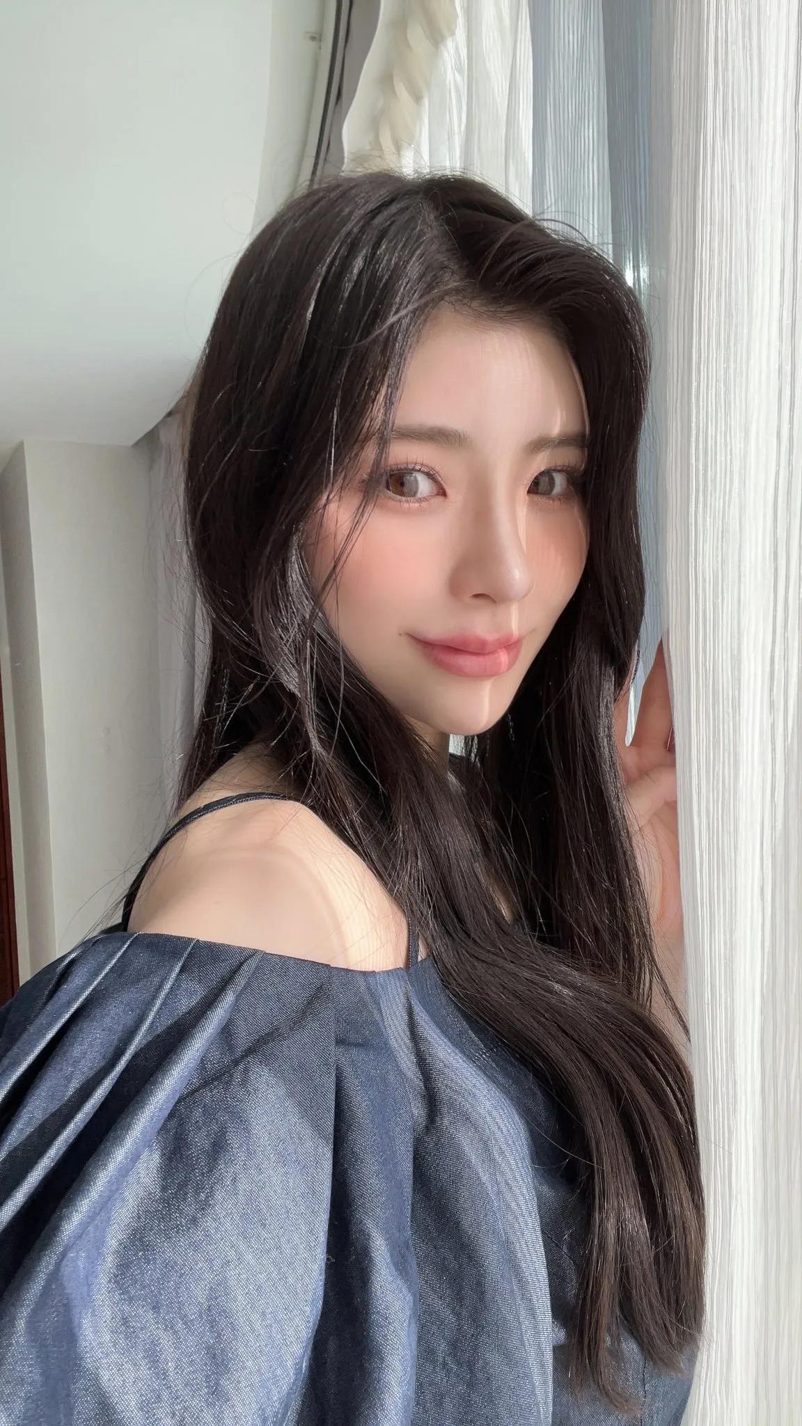 Natural beauty is hard to give up! Shen Muli wears and takes selfies in ...