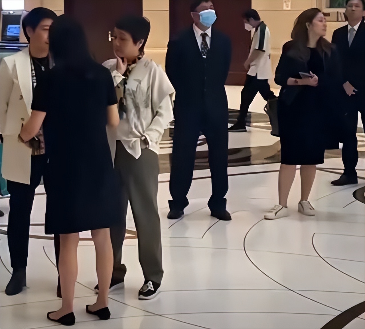 Liang Anqi's cloth shoes are too low-key to travel, and she doesn't ...