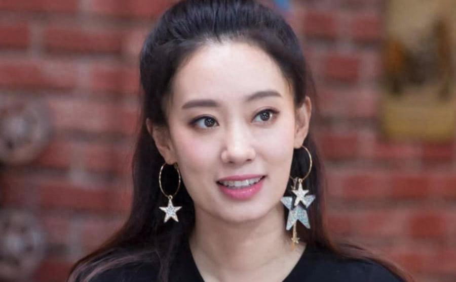 Zhang Xiaofei signed a contract with Hesong and officially became an artist under Zhao Liying ...