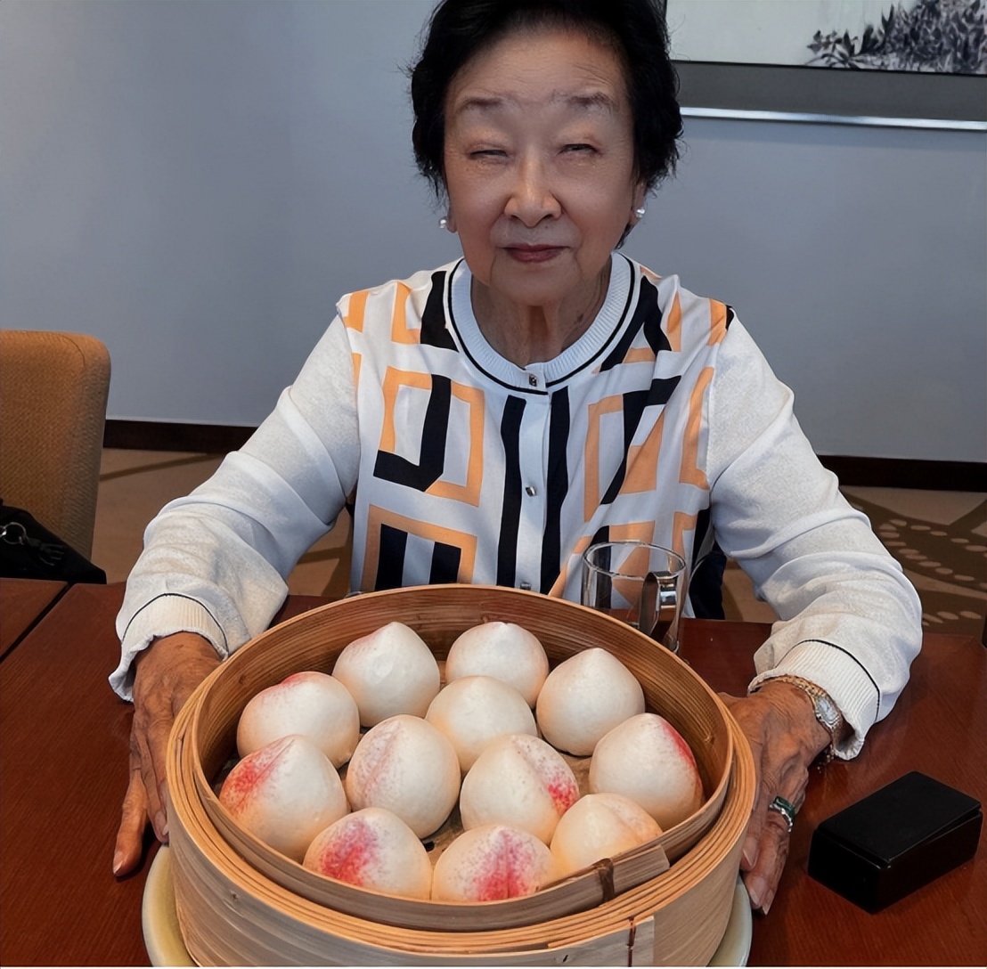 88-year-old well-known host Fang Tai rarely shows up, suffering from ...