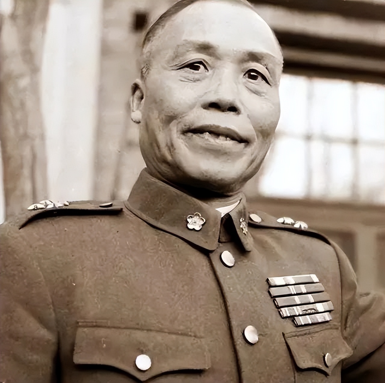 47-year-old Li Zongren chatted with a young female reporter at night ...