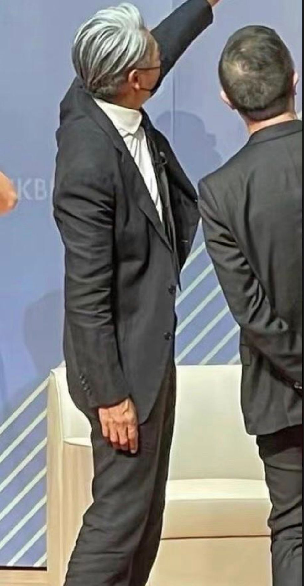 Zhou Runfa is old and still a male god, wearing a suit with a straight ...