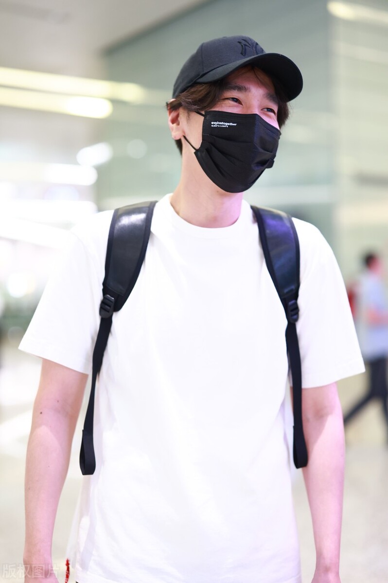 Zhao Youting appeared at Shanghai Hongqiao Airport in a simple and low ...