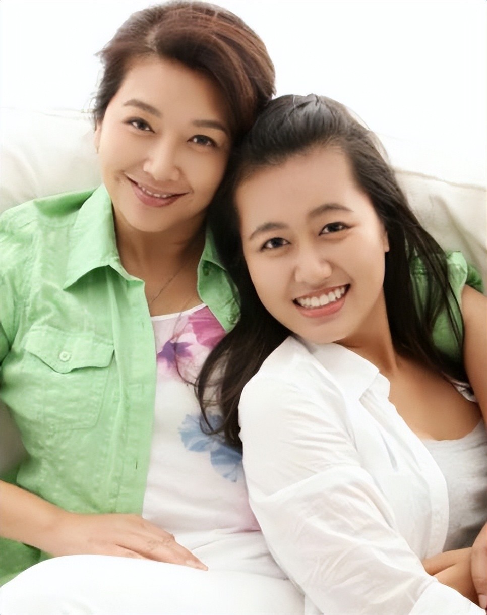 Jiang Shan and her daughter are in the same frame! Jiang Shan looks fashionable and tender like ...