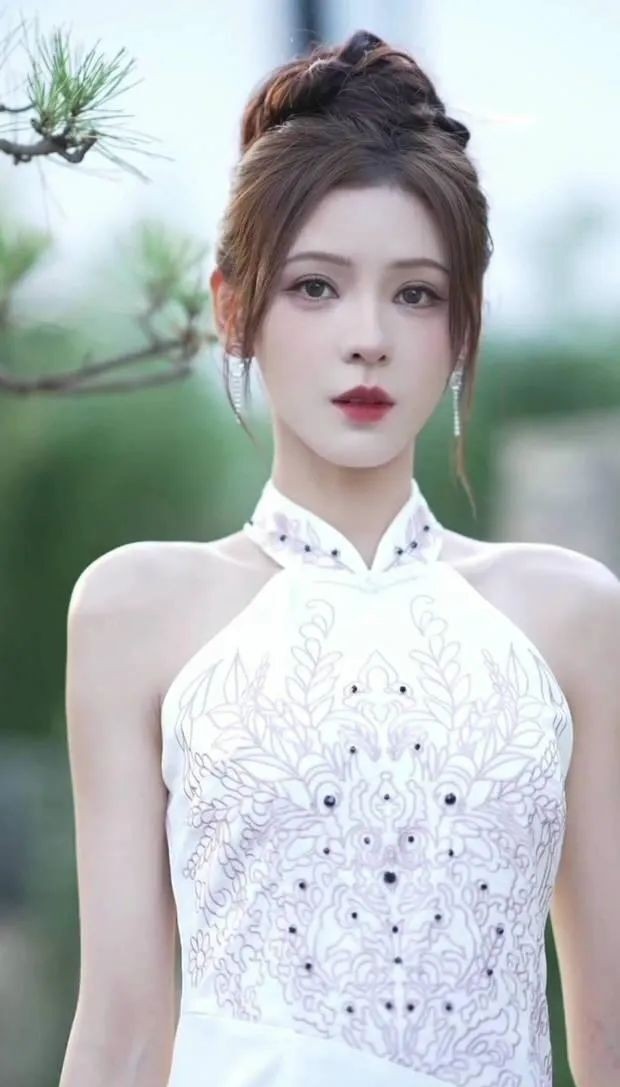 Is it necessary to have such a big show? More than a dozen bodyguards ...