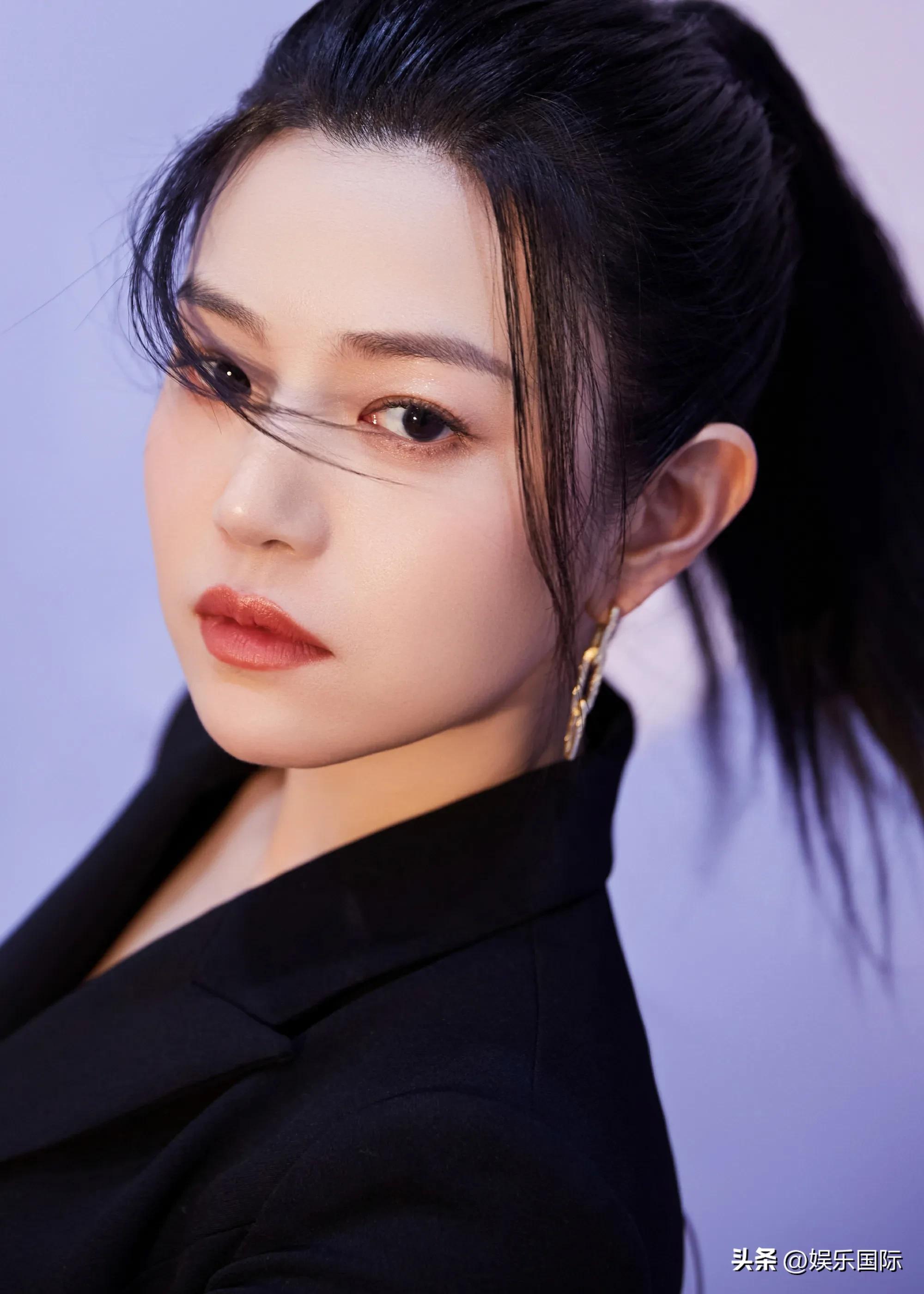 Chen Yanxi wears a suit skirt with a high ponytail and a pair of fair-skinned legs are eye ...