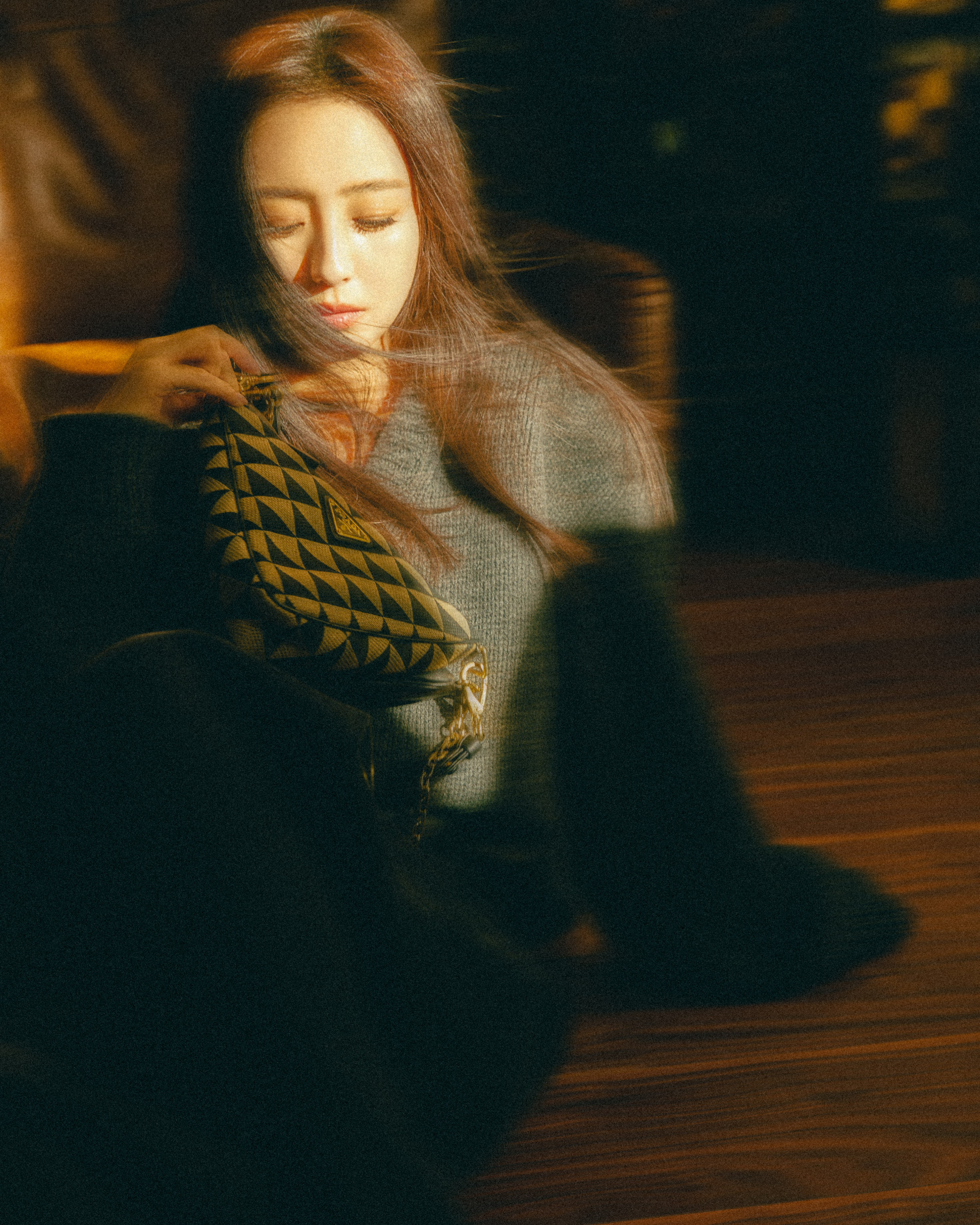 Tong Liya's face is full of retro style, showing her charm in the ...