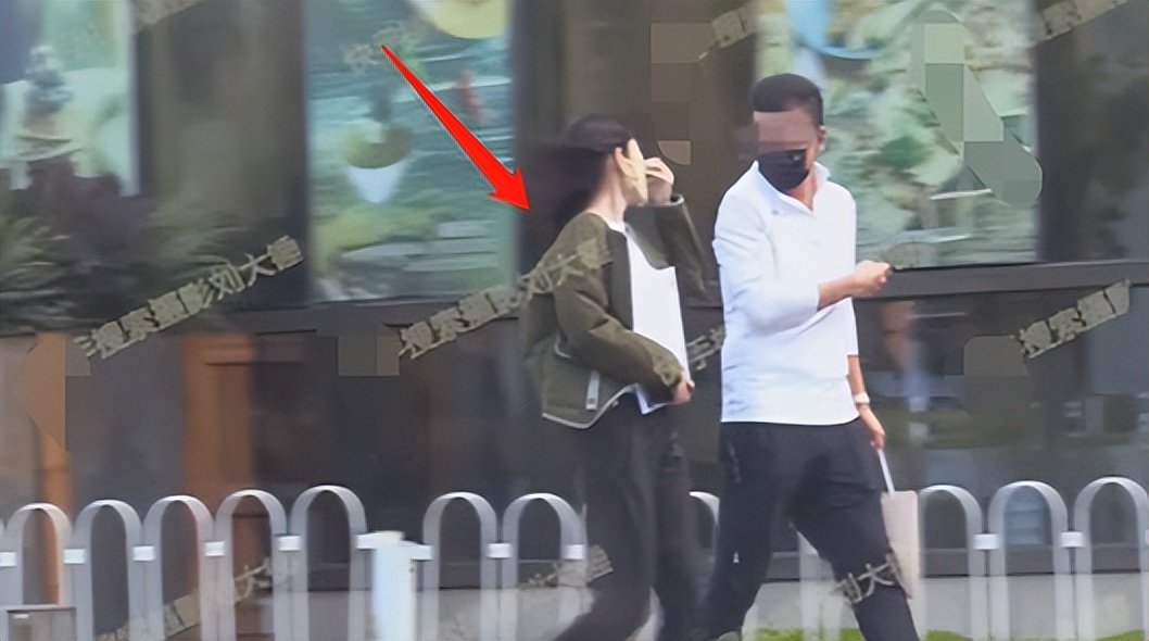 46-year-old Liu Mintao kissed the man in the car!Eyes closed and very ...