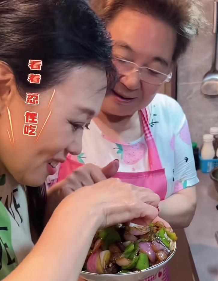 Wu Qiong's dinner with her 11-year-old mother-in-law sparked controversy! Grabbing vegetables ...