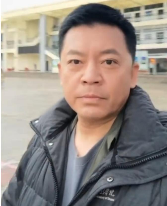 57-year-old Ouyang Fen rarely shows up. He is dressed in plain clothes and directs the new drama ...