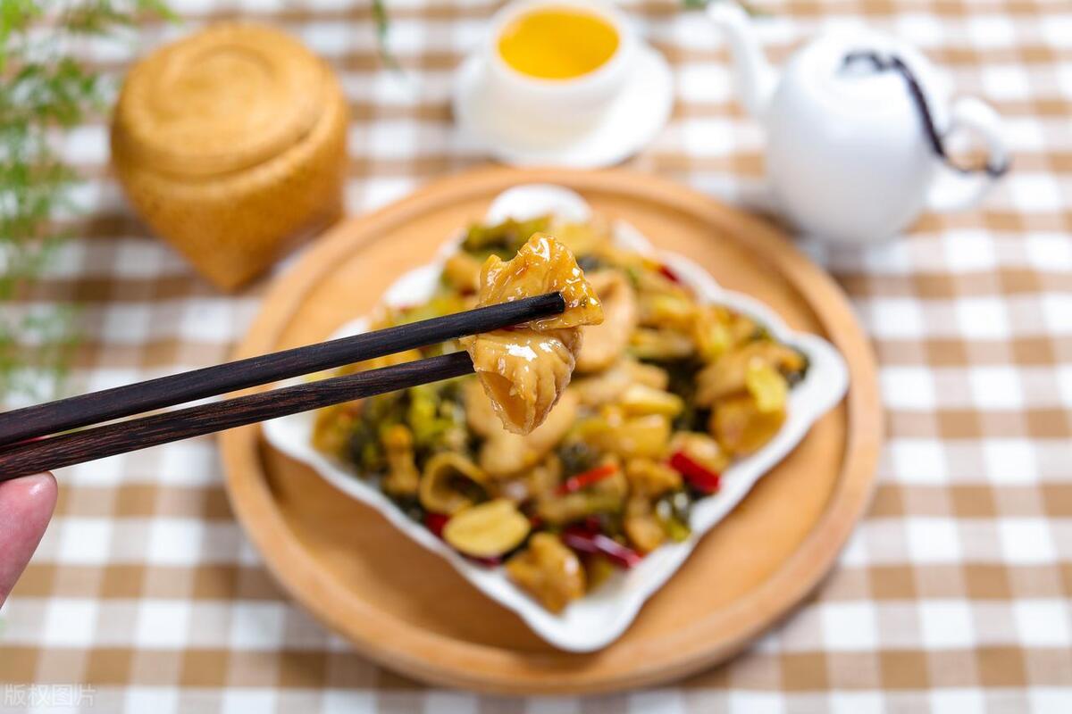 Stir-fried fat intestines with sauerkraut, hot and sour and chewy, one ...