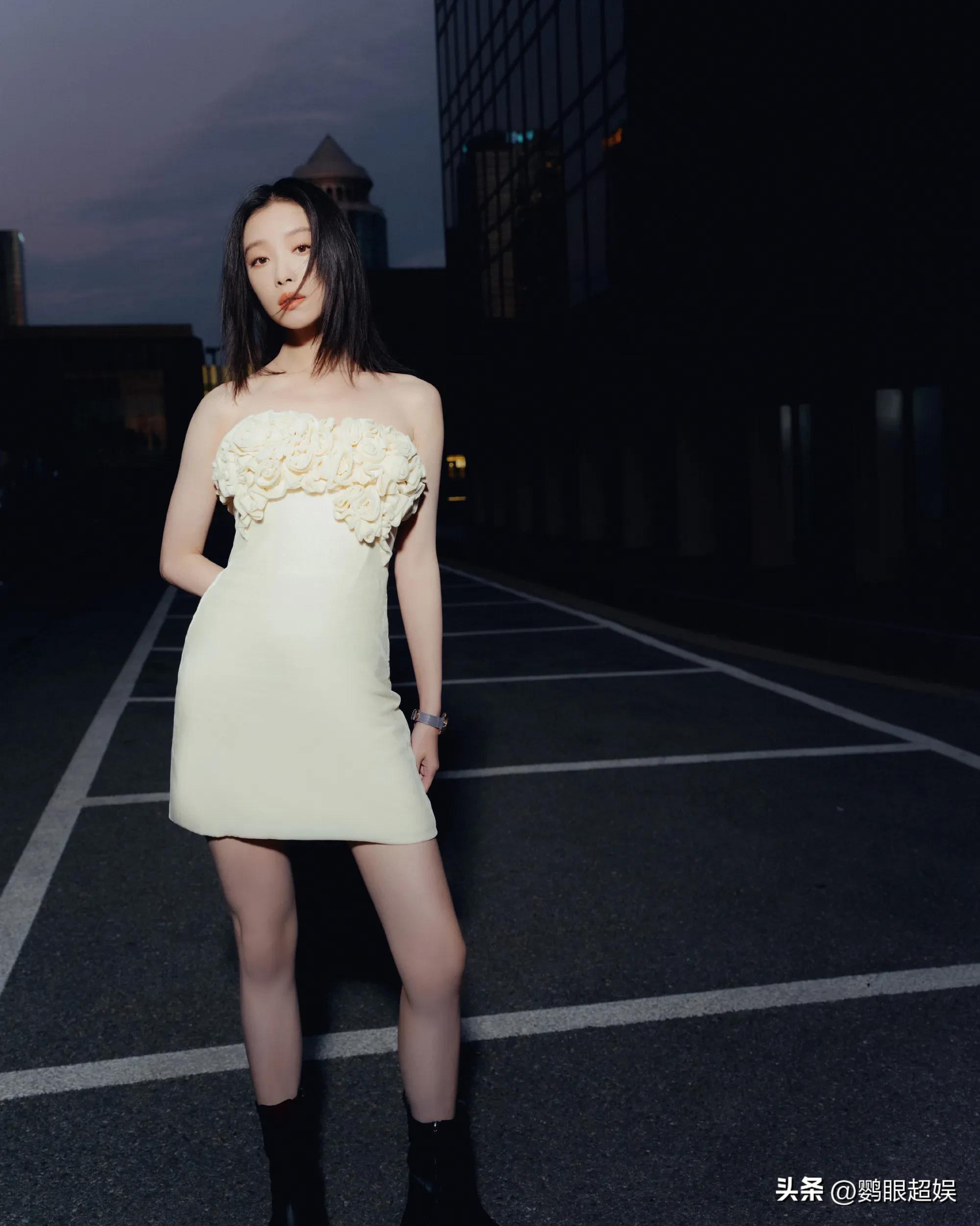 Ni Ni's white rose tube top skirt photo, pure white roses bloom in ...