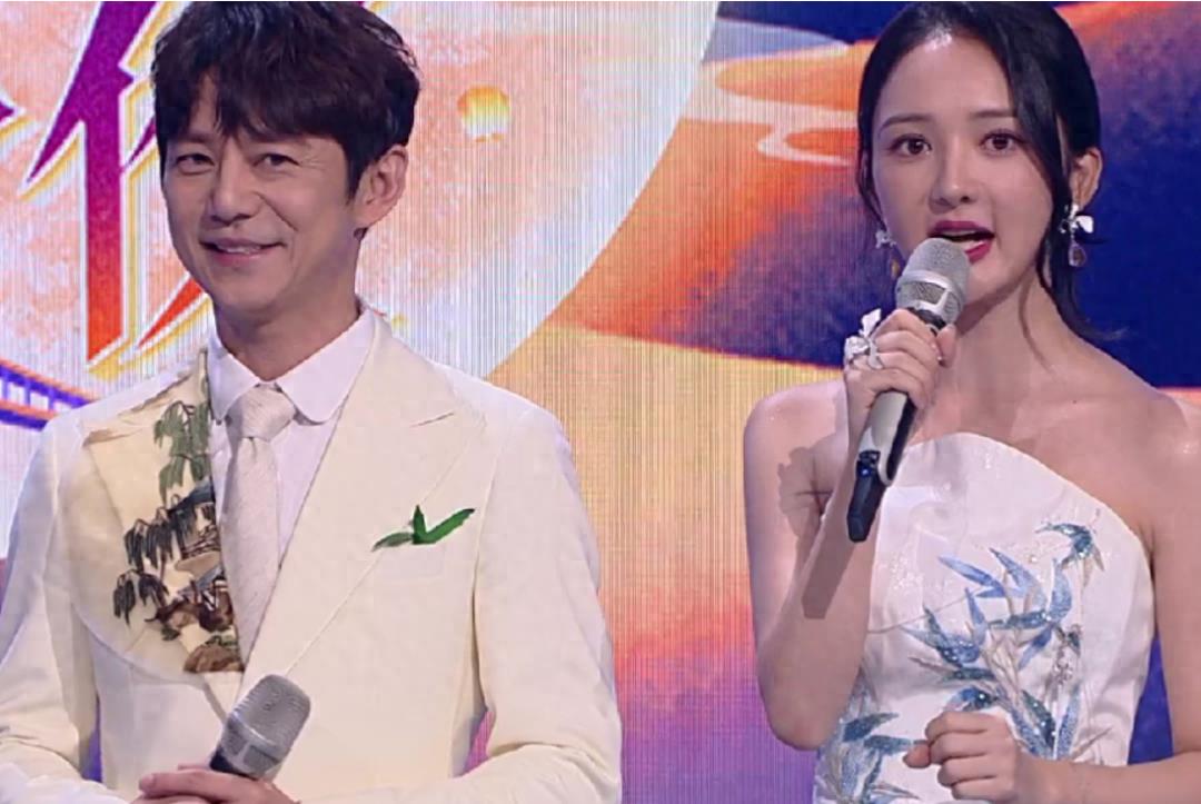 This night on CCTV, Yang Mi softened the moonlight with a smile, and ...