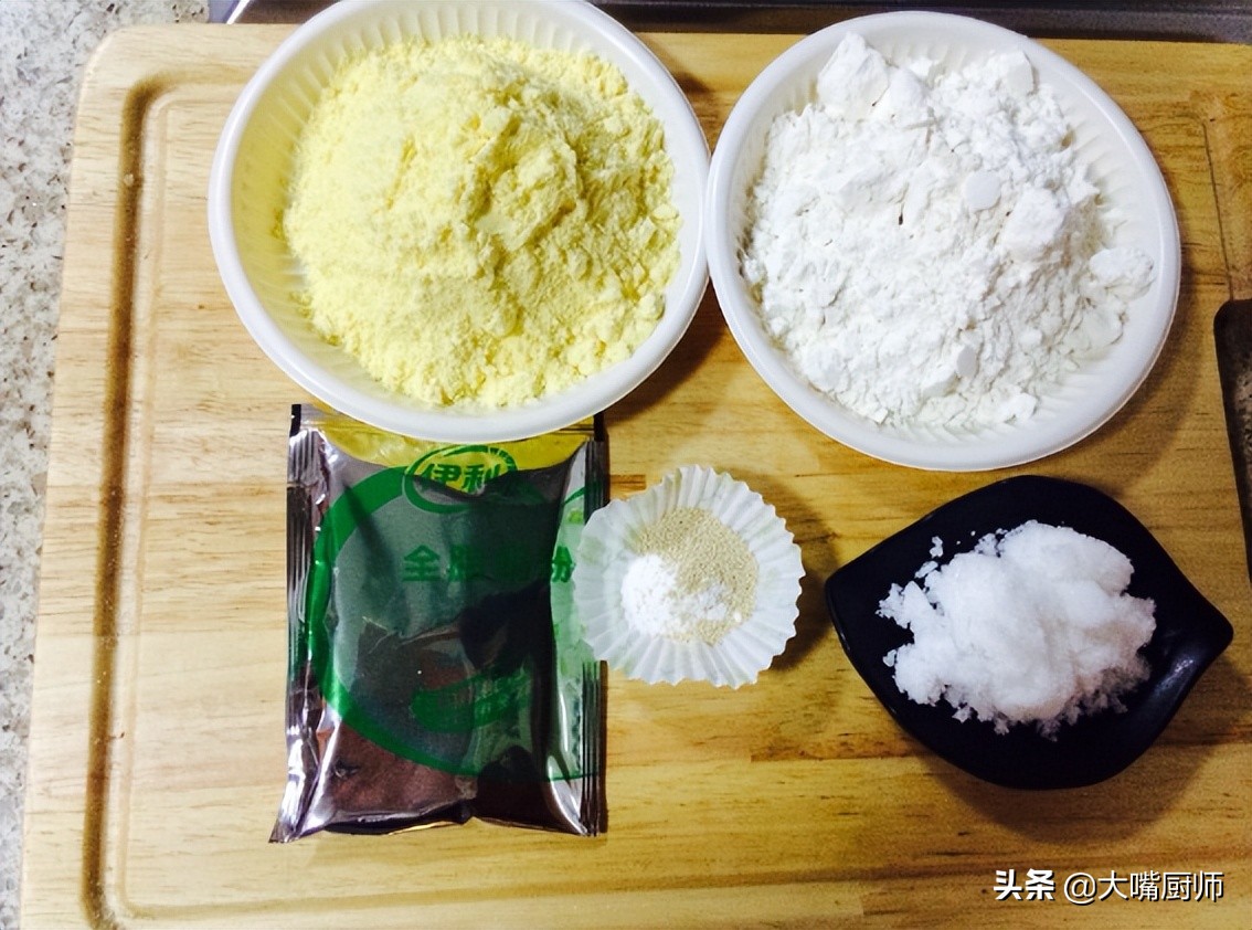 Wowotou is all made of cornmeal, no wonder it's dry and rough!Add 3 ...
