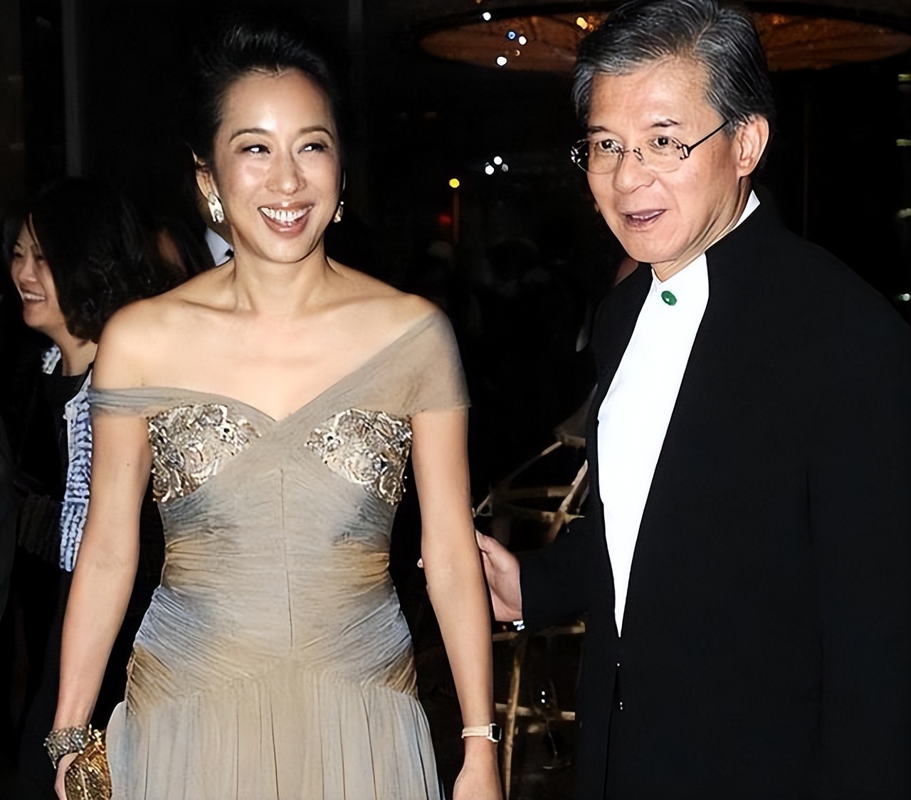 74-year-old Luo Kangrui is full of white hair, and he is shopping with ...