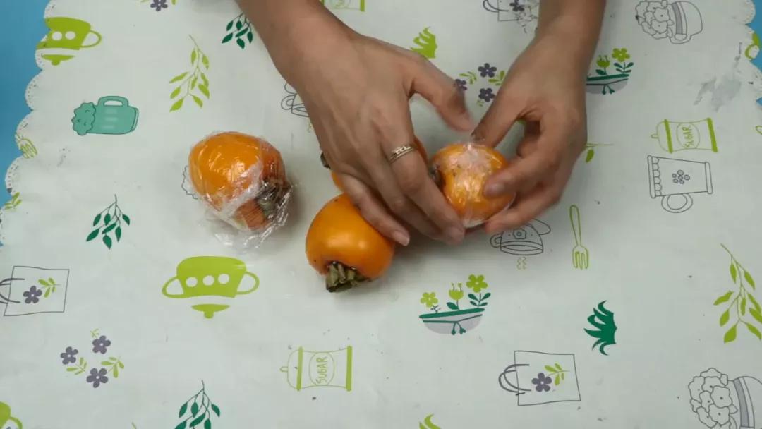 The freshly picked persimmons are bitter and unpalatable?Teach you 3 ...