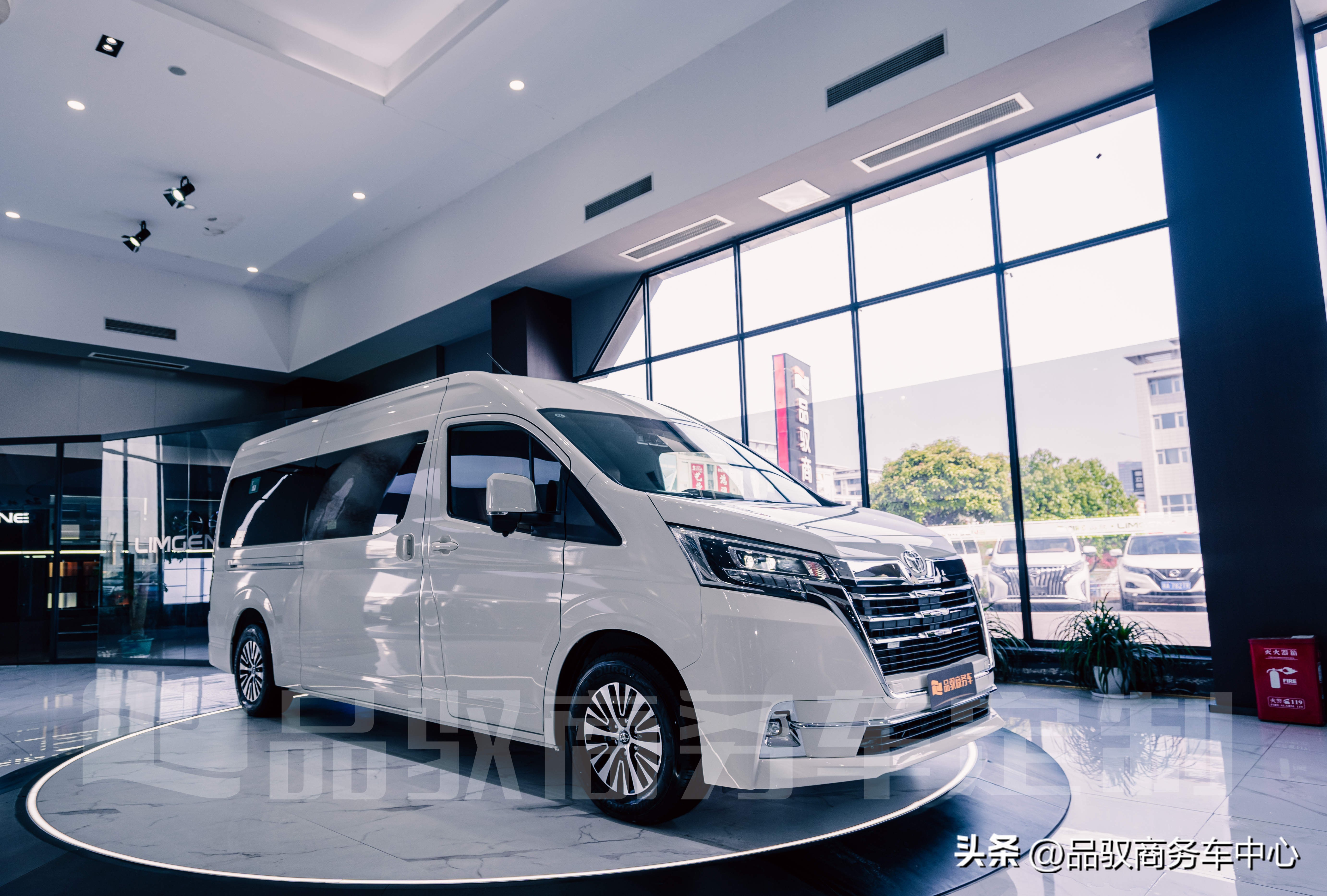 Hiace 8-seat luxury high-roof commercial vehicle - large displacement ...