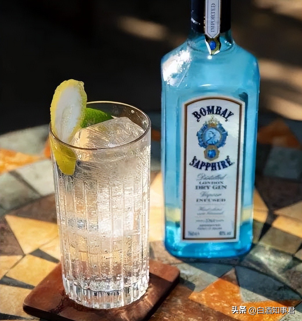 A novice who doesn't know how to order alcohol at a bar? The three ...