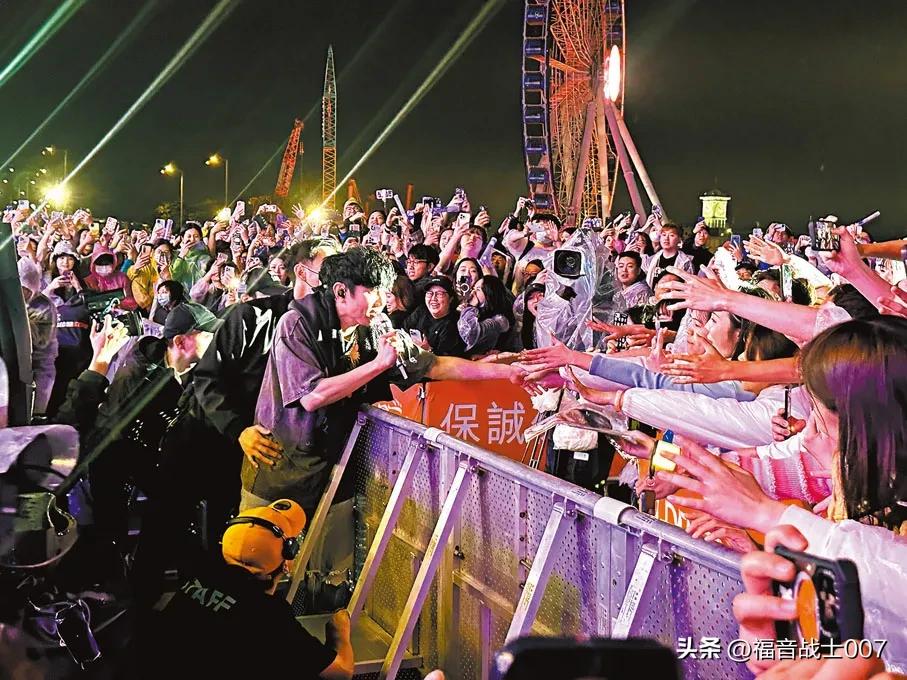 JJ Lin celebrates his 42nd birthday at the end of Hong Kong Sao, and Ah ...