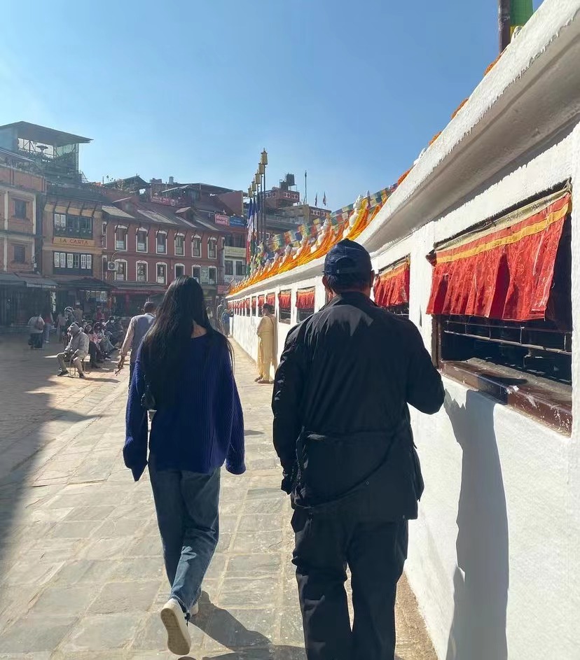 Jet Li and his wife and daughter visited the Buddhist College and took ...