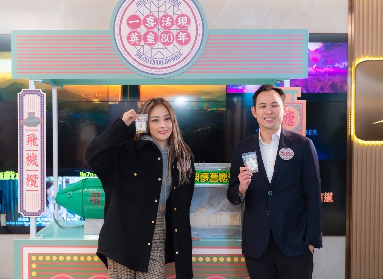 Joey Yung took a photo of practicing the piano for the concert, with a ...